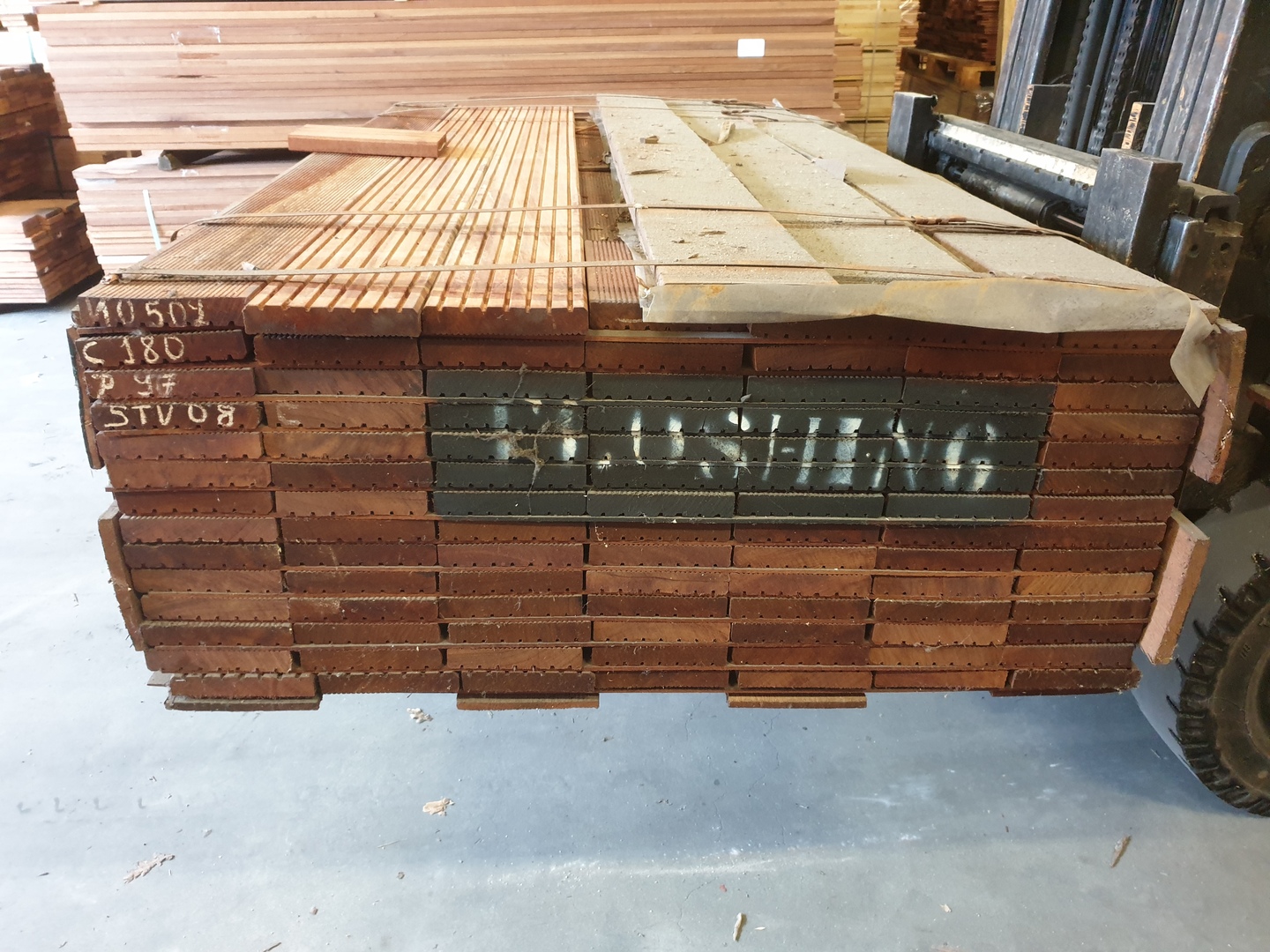 ANGELIM VERMELHO : 25 x 145 cm ( 25 m2 ) 180 cm